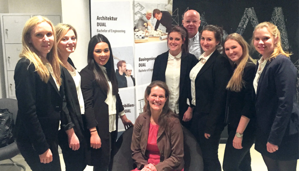 Das IREC Team 2017 (von links): Svenja Ruschmeyer, Sarah-Lynn Philipp ...